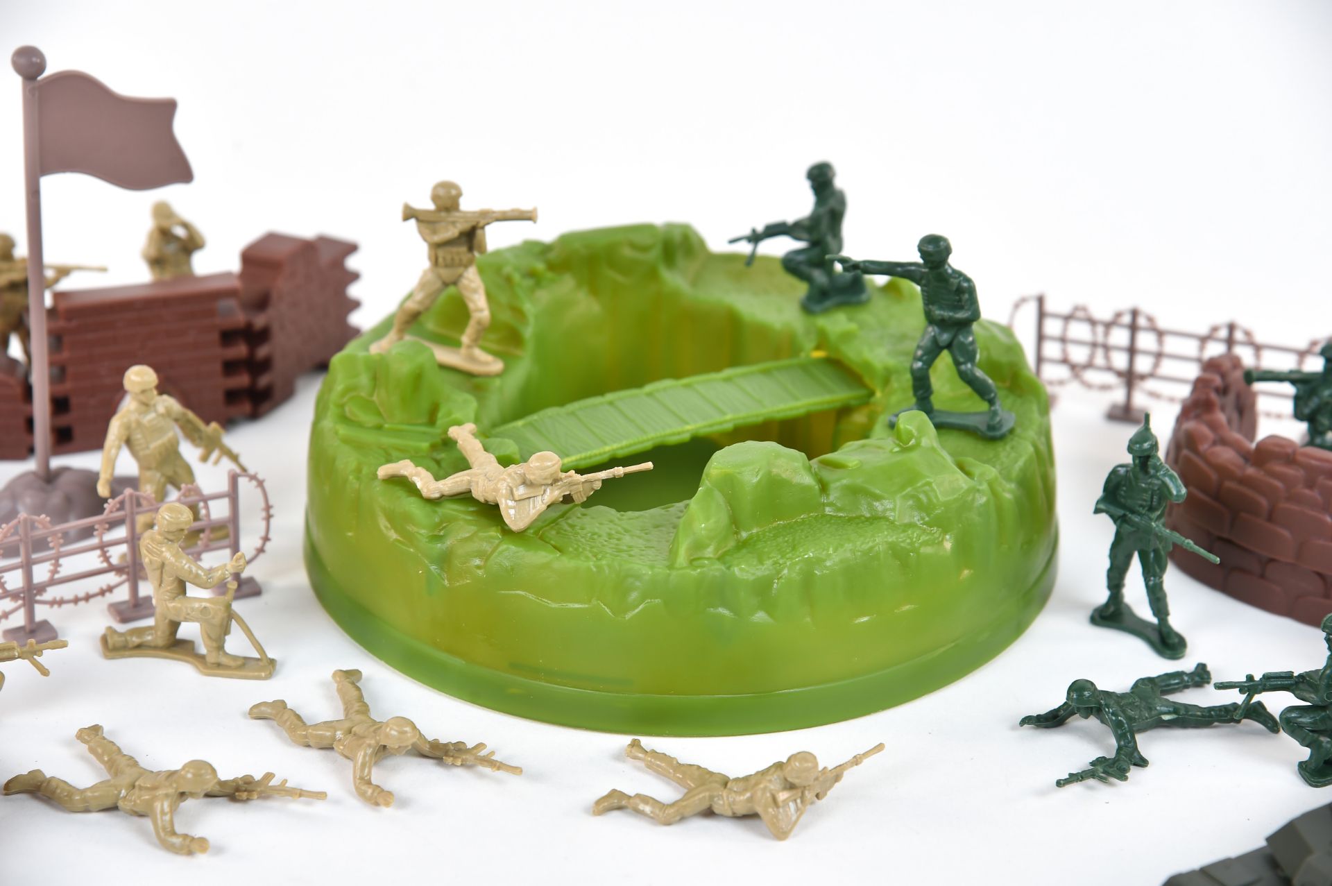 SunnyDays | TOYMENDOUS ARMY PLAYSET SMALL BUCKET